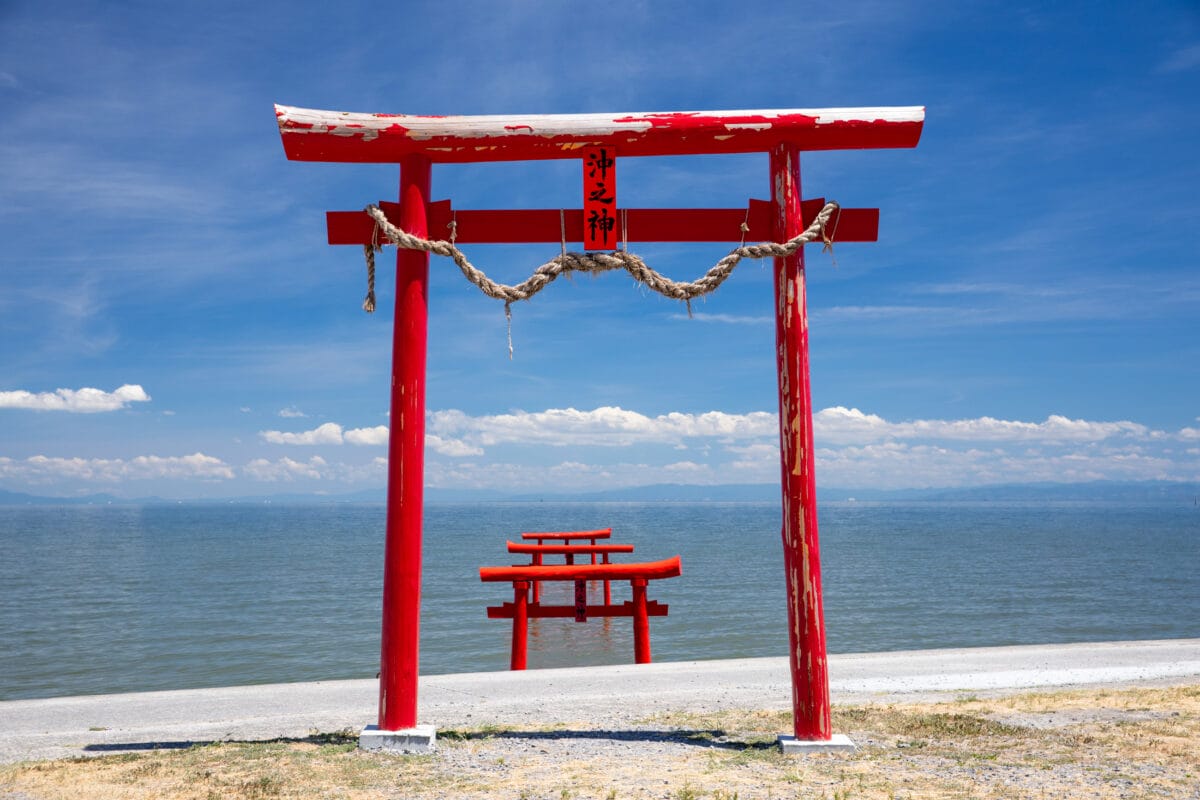 Iconic Red Torii Gate at Ouo Shrine, Japan | Offbeat Japan